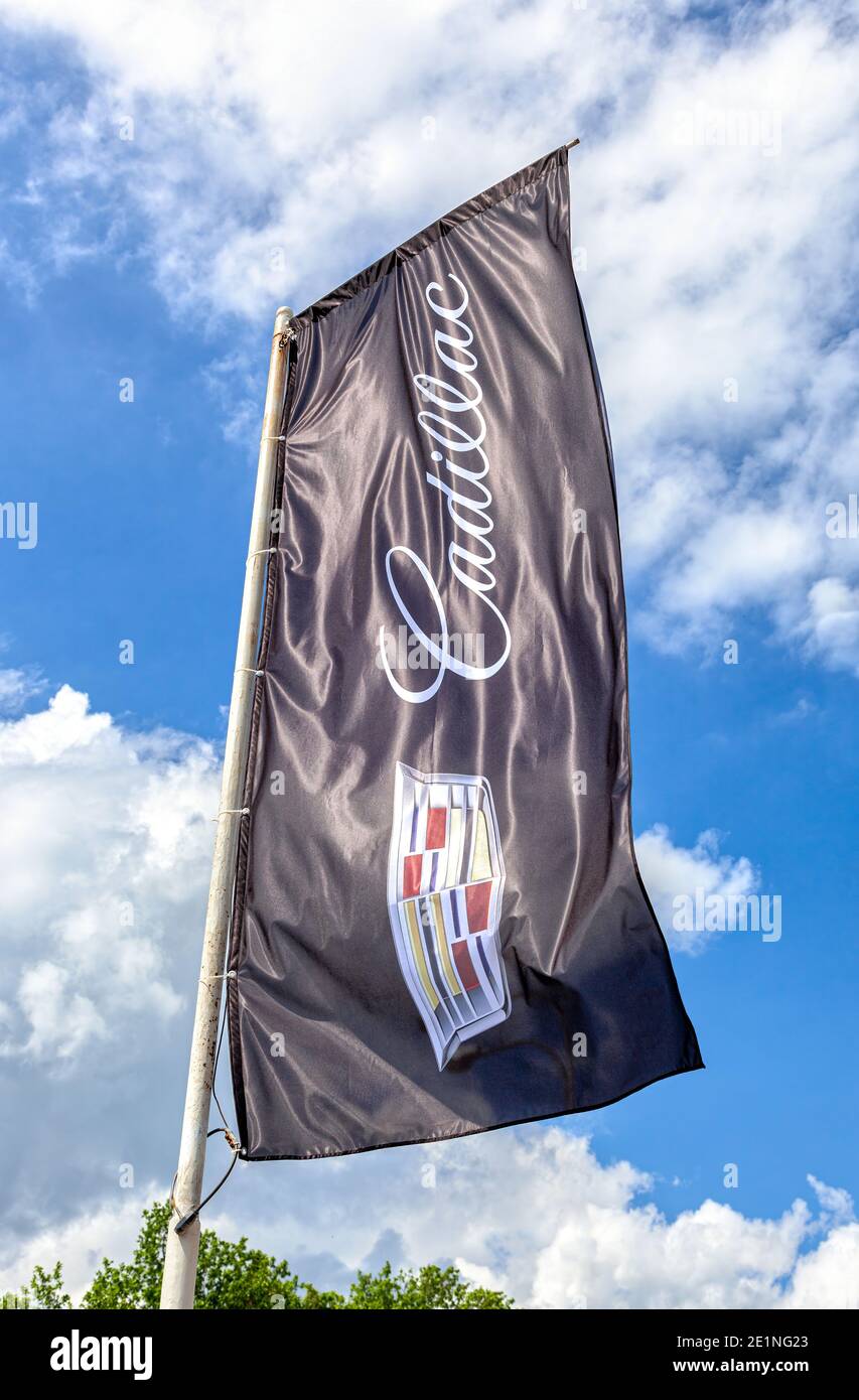 Car dealership flag hi-res stock photography and images - Alamy