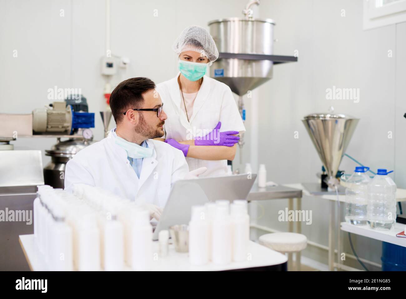 Student lab scale hi-res stock photography and images - Alamy
