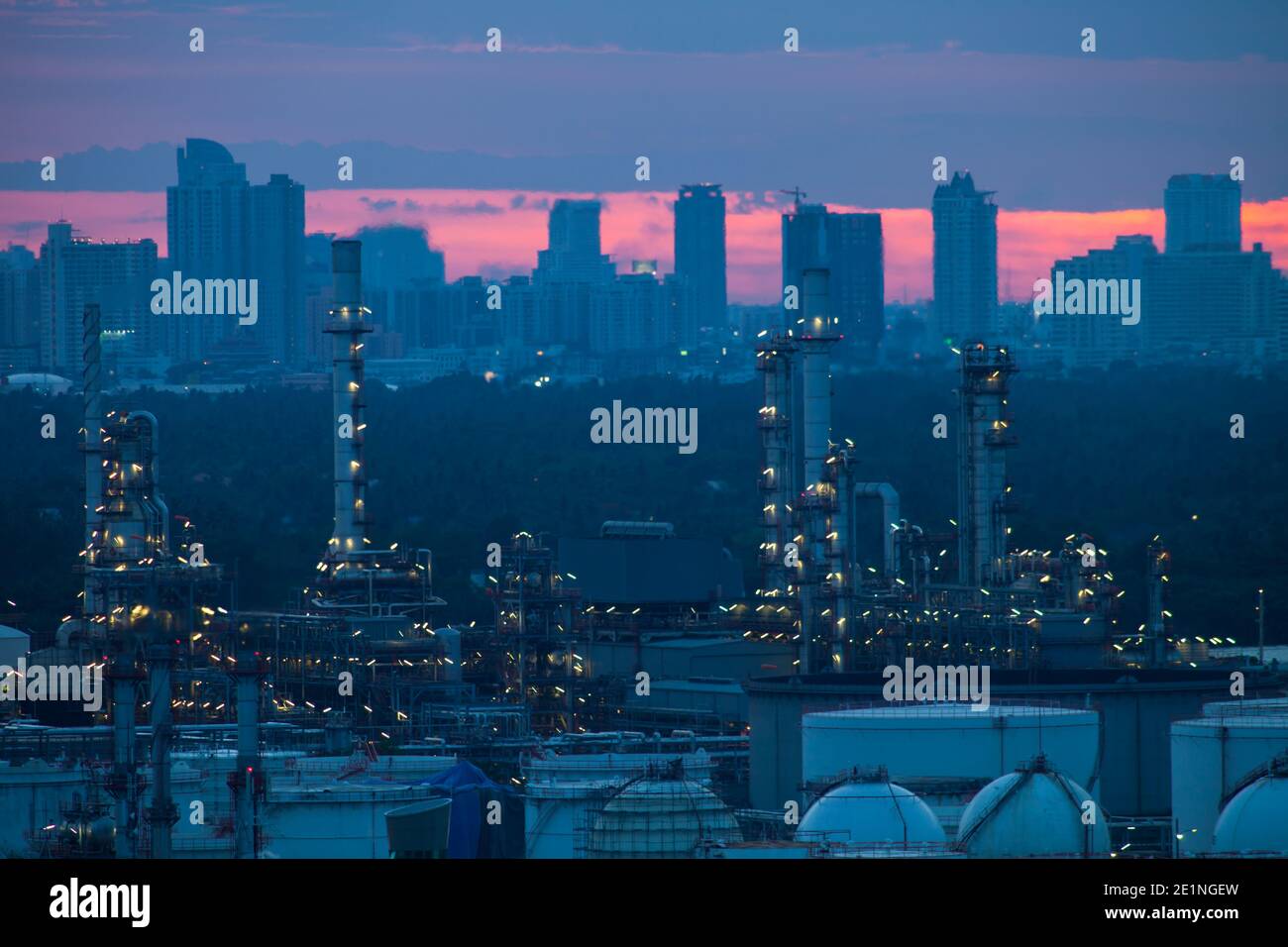 Industry skyline texas night hi-res stock photography and images - Alamy