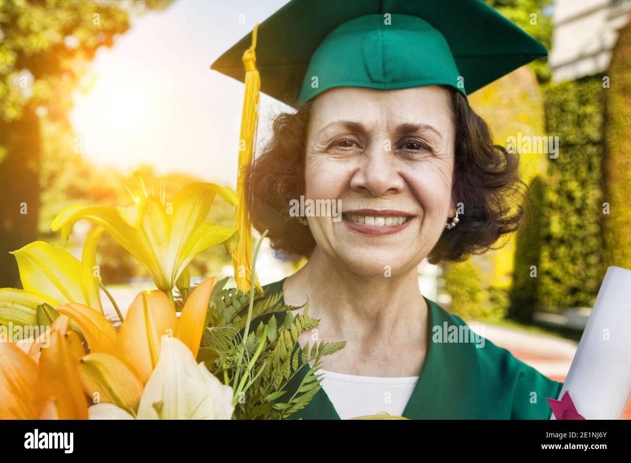 Graduate flower woman hi-res stock photography and images - Alamy