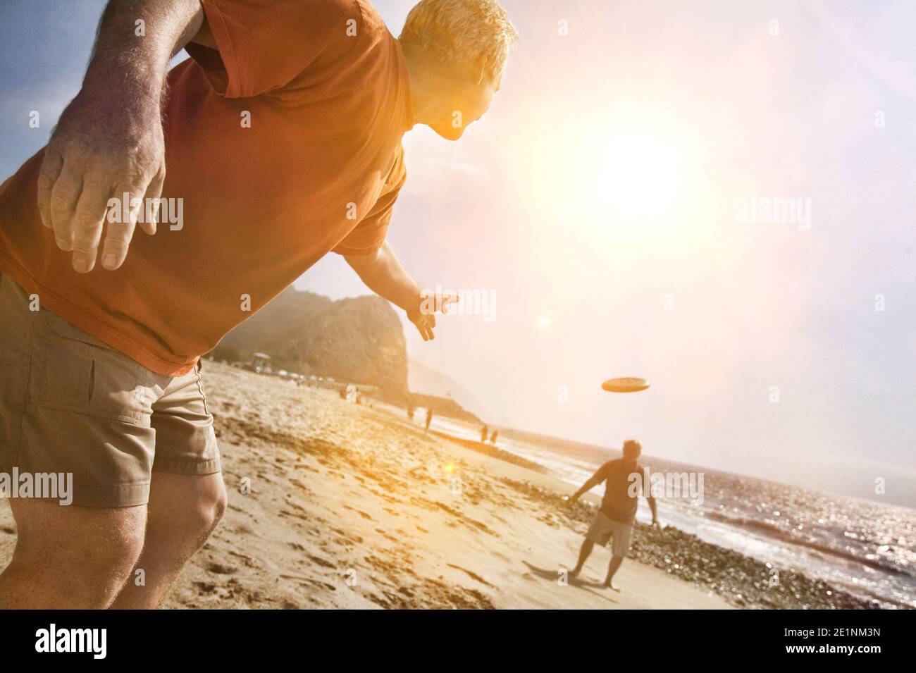 Man throwing frisbee for dog hi-res stock photography and images - Alamy