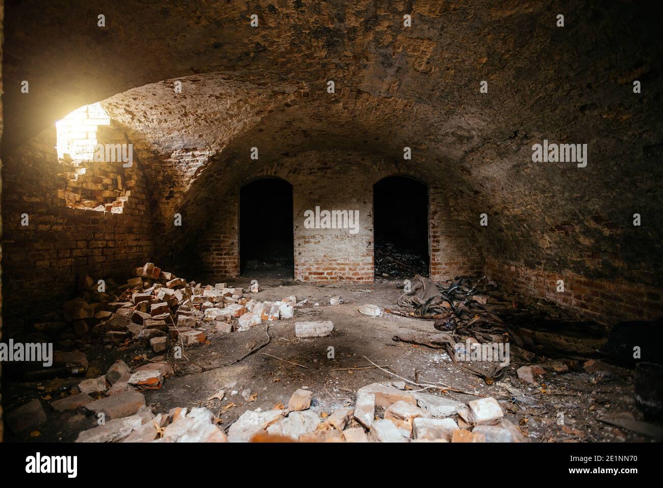 Abandoned empty old dark underground vaulted cellar Stock Photo - Alamy