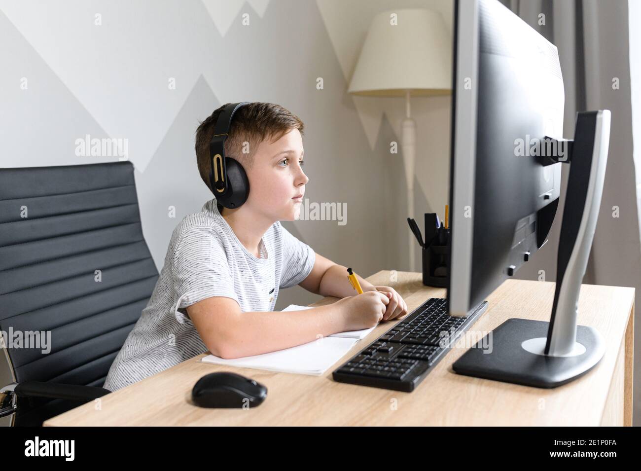 Children watching screen classroom hi-res stock photography and images ...