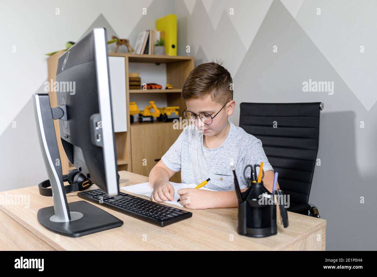 Children watching screen classroom hi-res stock photography and images ...
