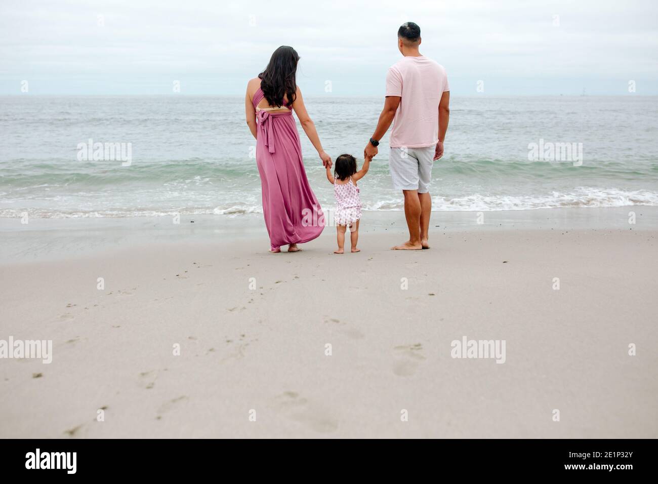 Child between parents hi-res stock photography and images - Alamy