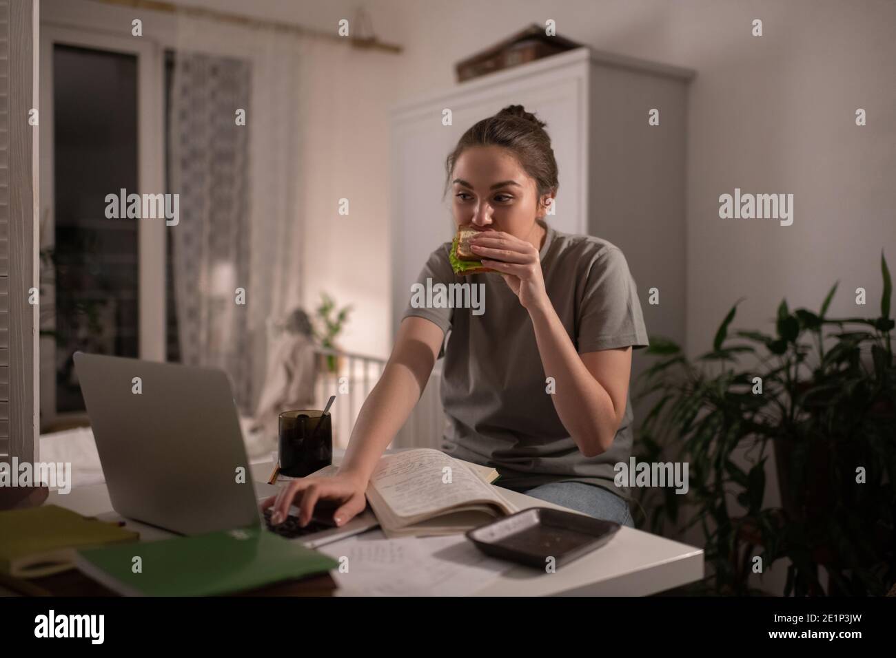 Student eating sandwich hi-res stock photography and images - Alamy