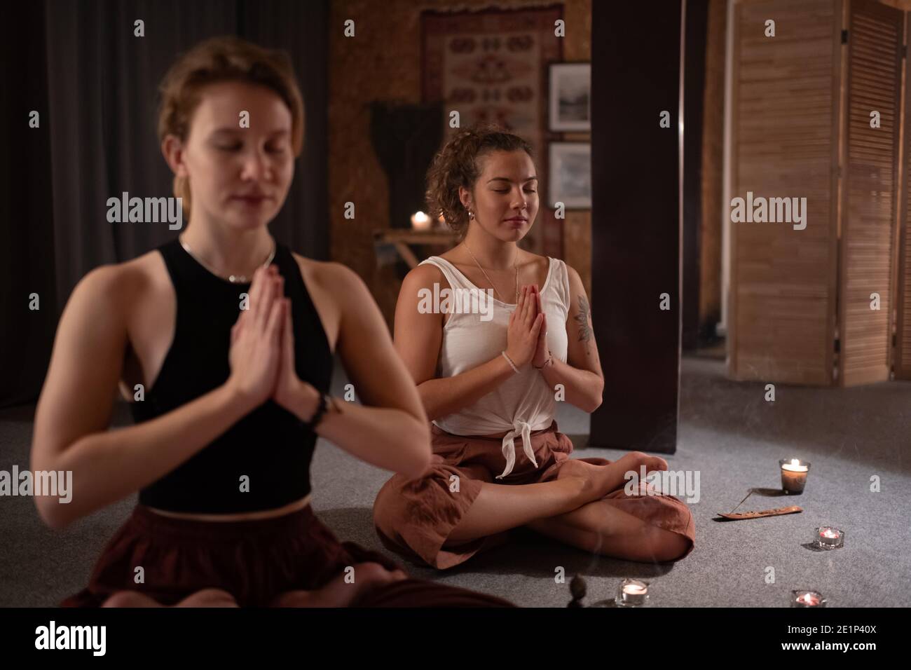 Women clasping hands hi-res stock photography and images - Alamy