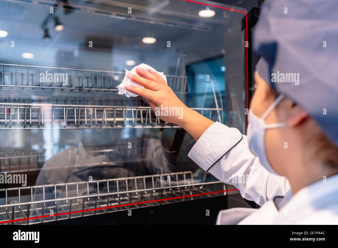 Woman chef cleaning hi-res stock photography and images - Alamy