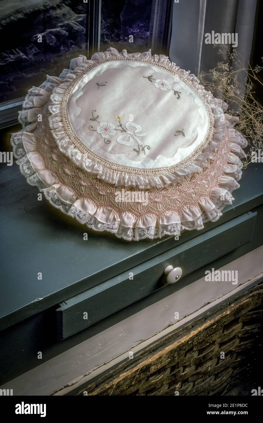 Early american life art, crafts and antiques Stock Photo - Alamy