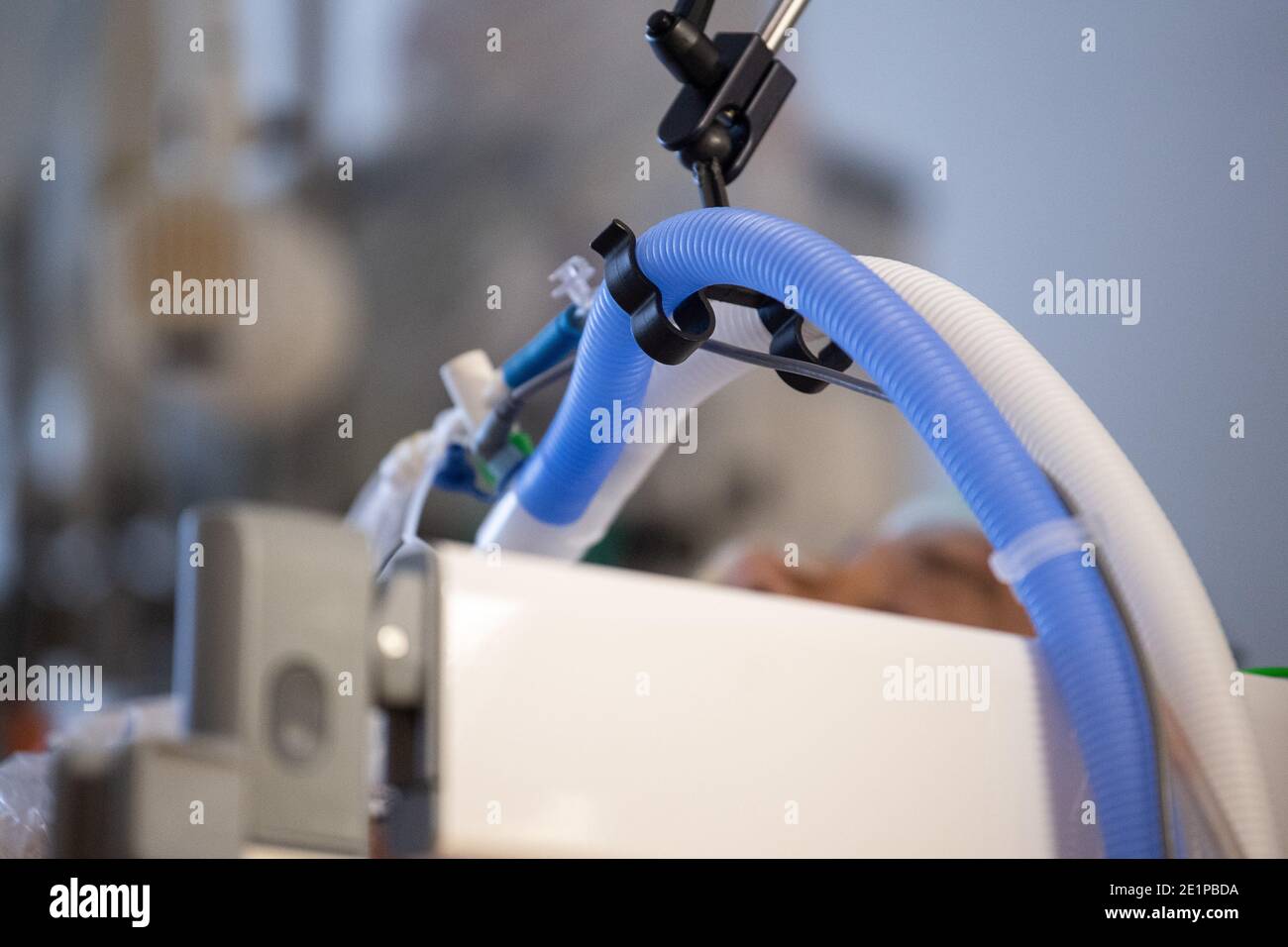 Patient using ventilator hi-res stock photography and images - Alamy