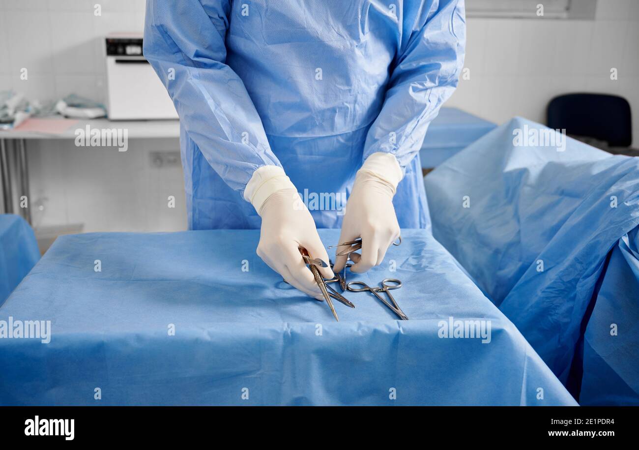 Doctor surgical forceps hi-res stock photography and images - Alamy