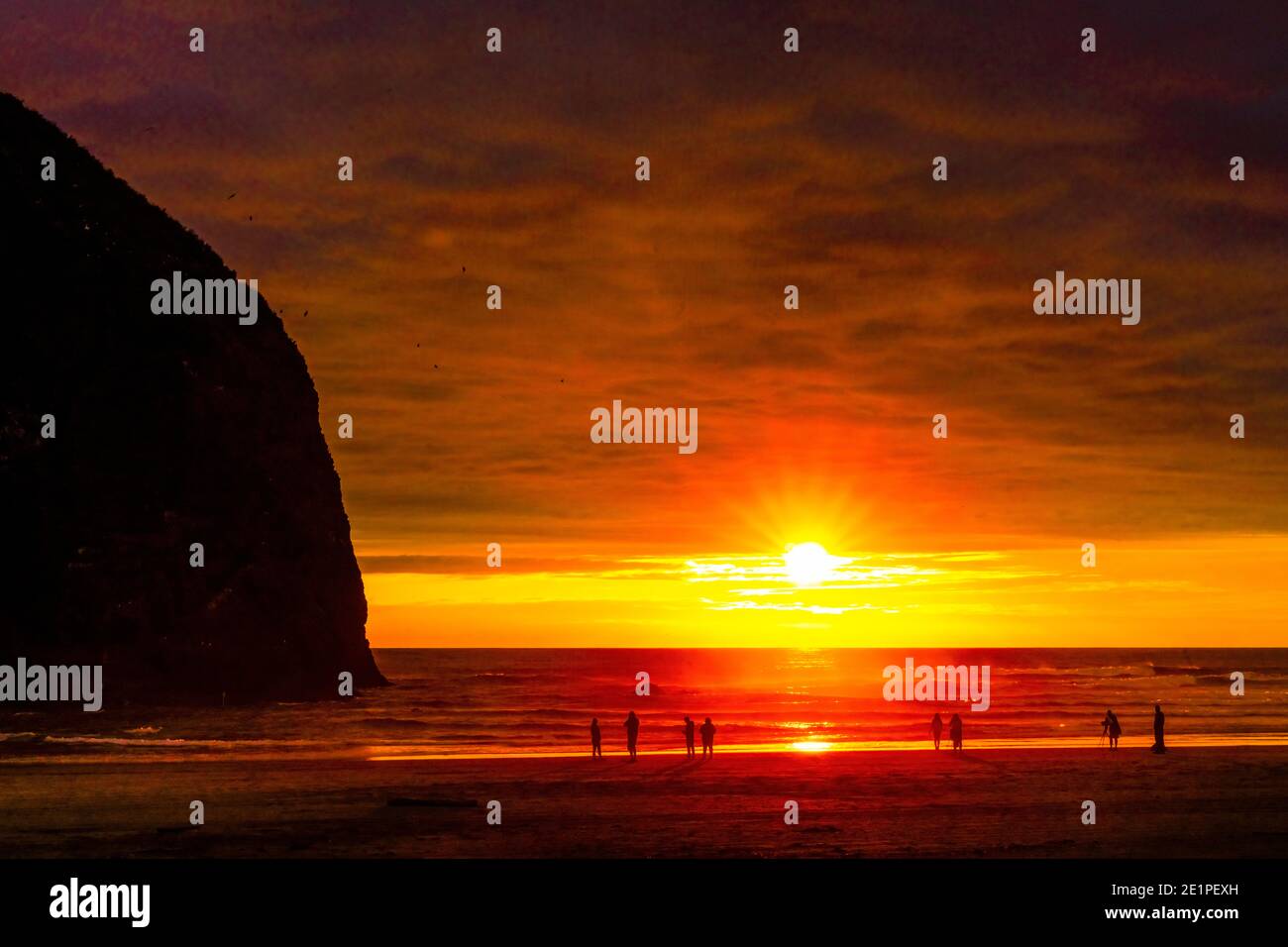 Colorful Sunset Tourists Haystack Rock Sea Stack Canon Beach Clatsap ...