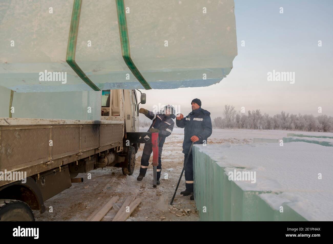 Installers load ice panels into a car using a crane Stock Photo - Alamy