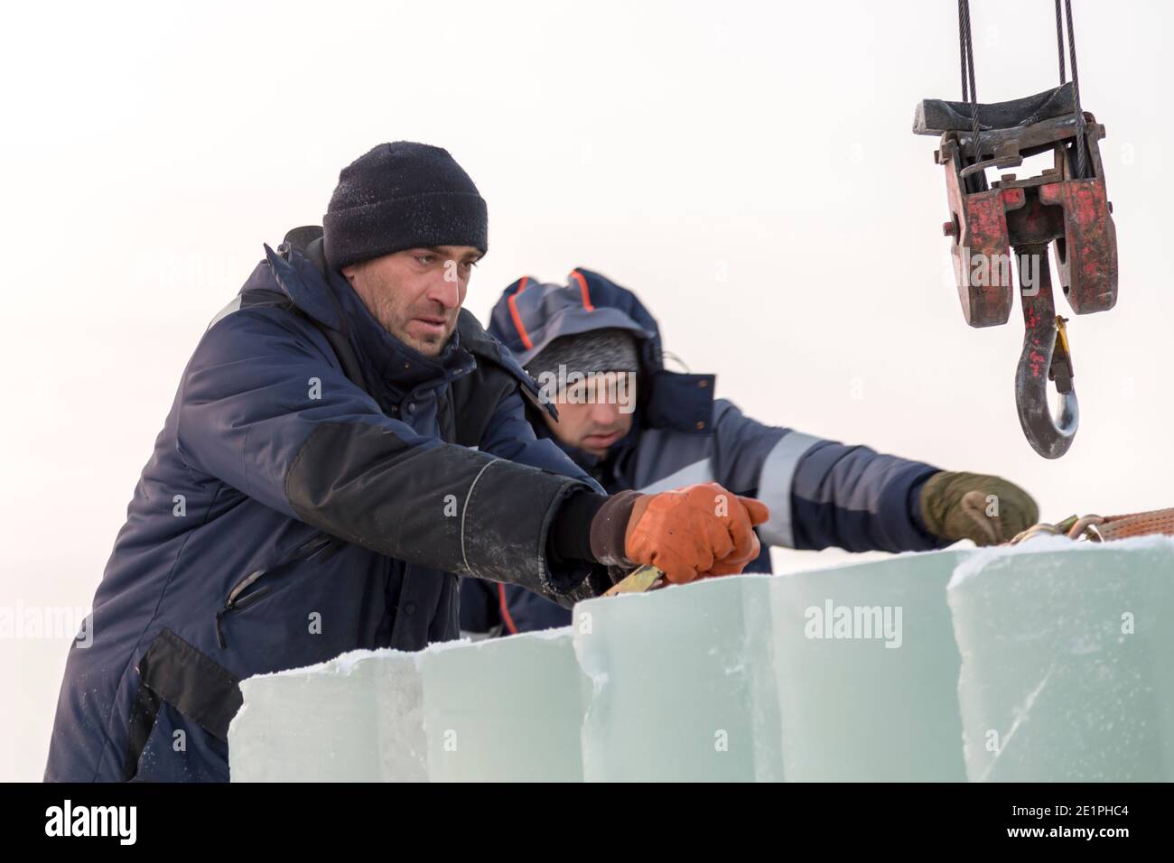 Installers load ice panels into a car using a crane Stock Photo - Alamy