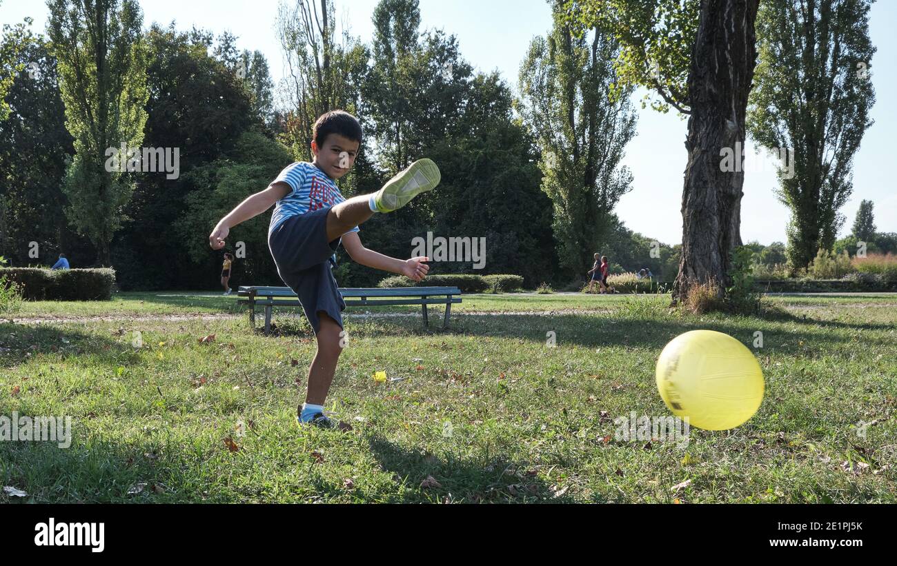 People playing sports in the park Stock Photo - Alamy