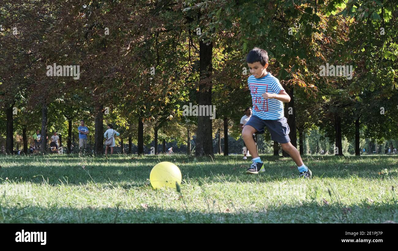 People playing sports in the park Stock Photo - Alamy