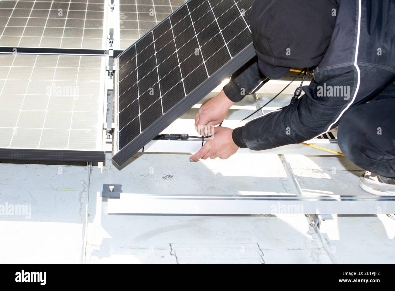 Solar collector, assembler , Solar Montage Stock Photo - Alamy