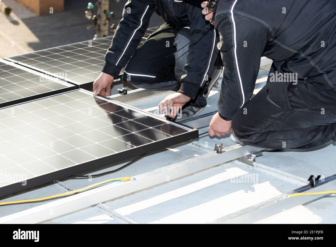 Solar collector, assembler , Solar Montage Stock Photo - Alamy