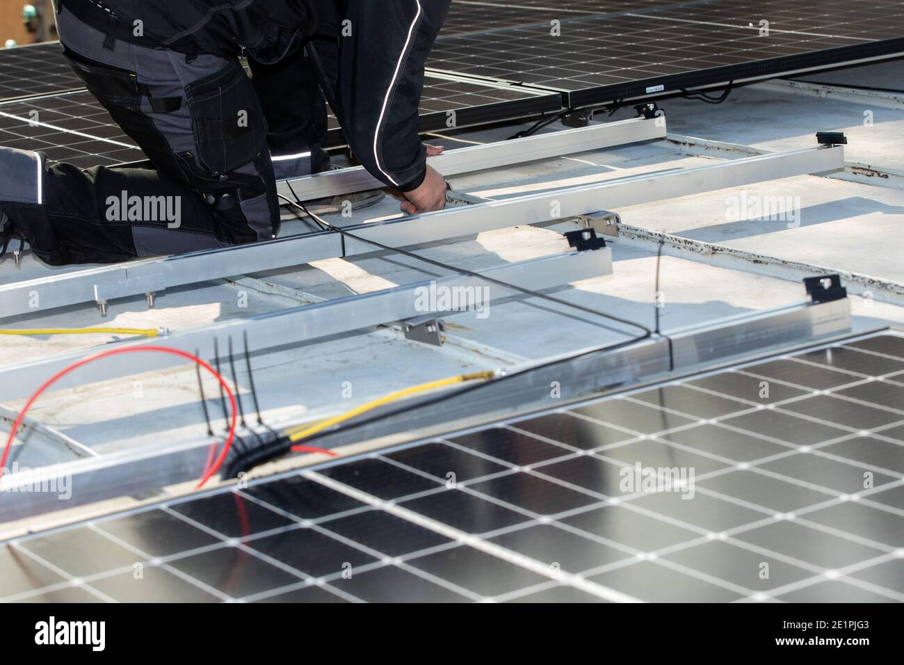 Solar collector, assembler , Solar Montage Stock Photo - Alamy