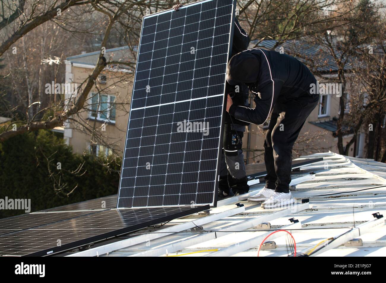 Solar collector, assembler , Solar Montage Stock Photo - Alamy