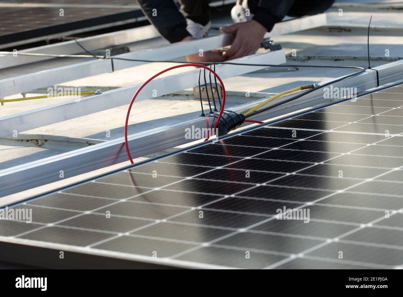 Solar collector, assembler , Solar Montage Stock Photo - Alamy