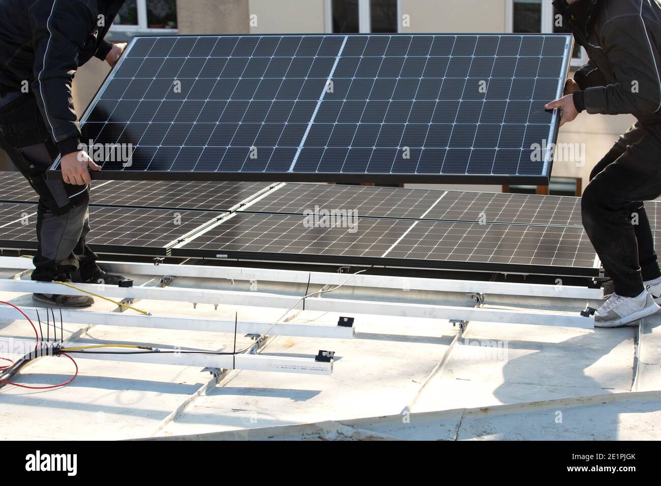Solar collector, assembler , Solar Montage Stock Photo - Alamy