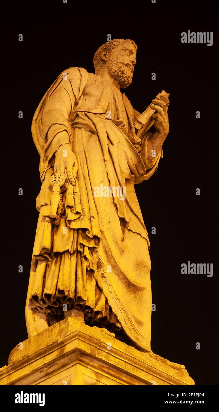 Sculpture holding keys hi-res stock photography and images - Alamy