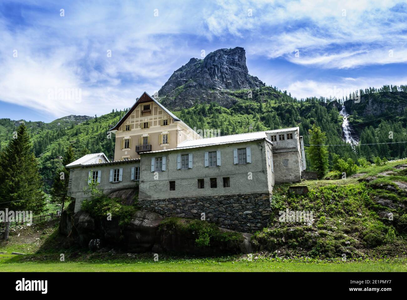 Contemporary mountain house hi-res stock photography and images - Alamy