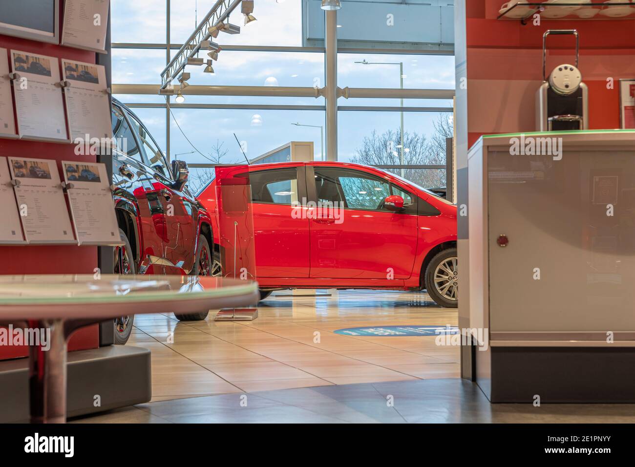 Car retail showroom hi-res stock photography and images - Alamy