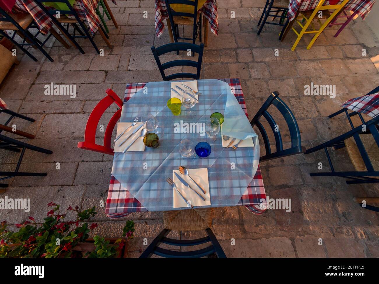 Empty dining table from above hi-res stock photography and images - Alamy