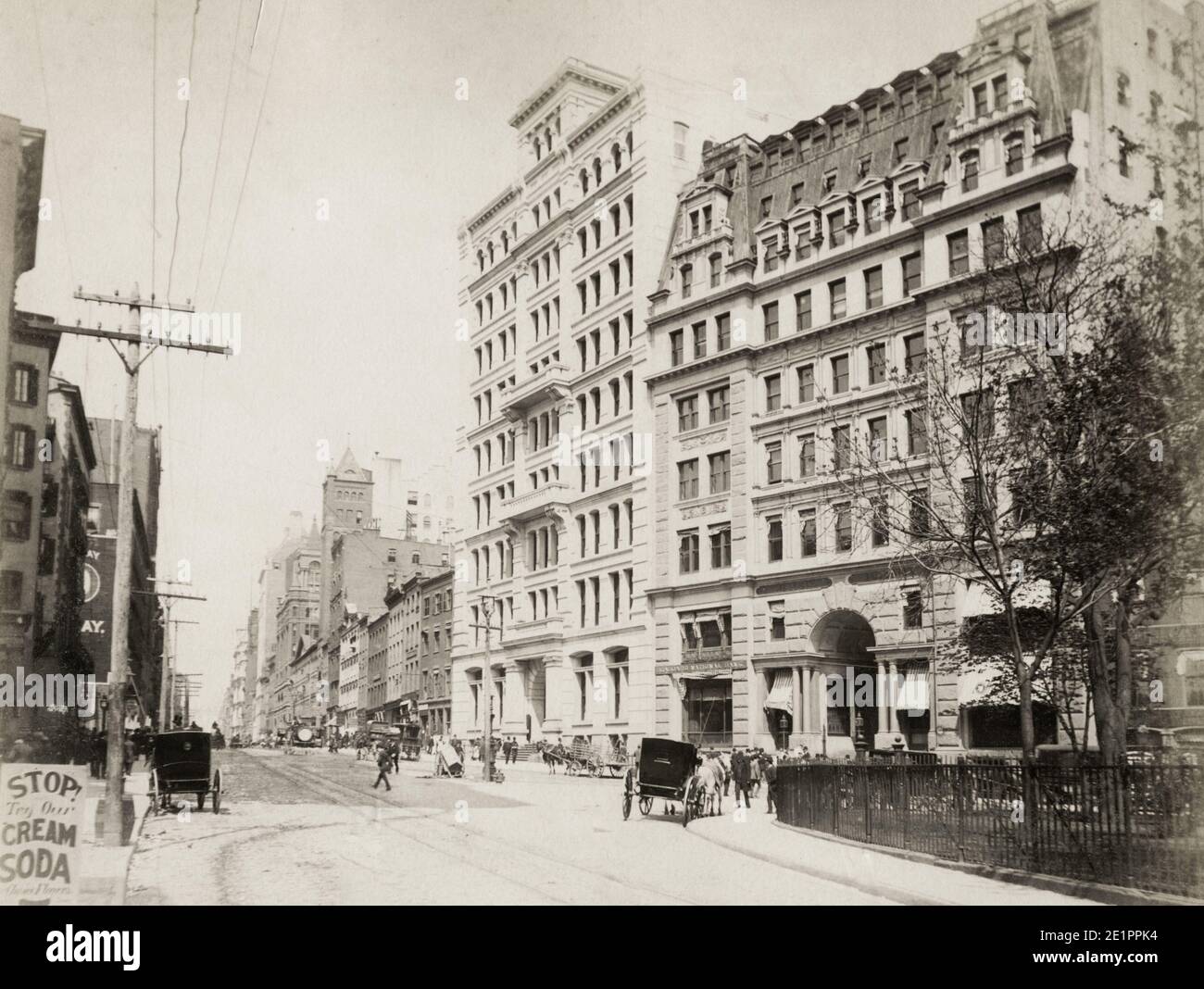 New york city 1900 broadway hi-res stock photography and images - Alamy