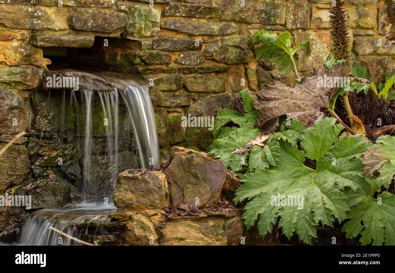 Large ornamental garden features hi-res stock photography and images ...