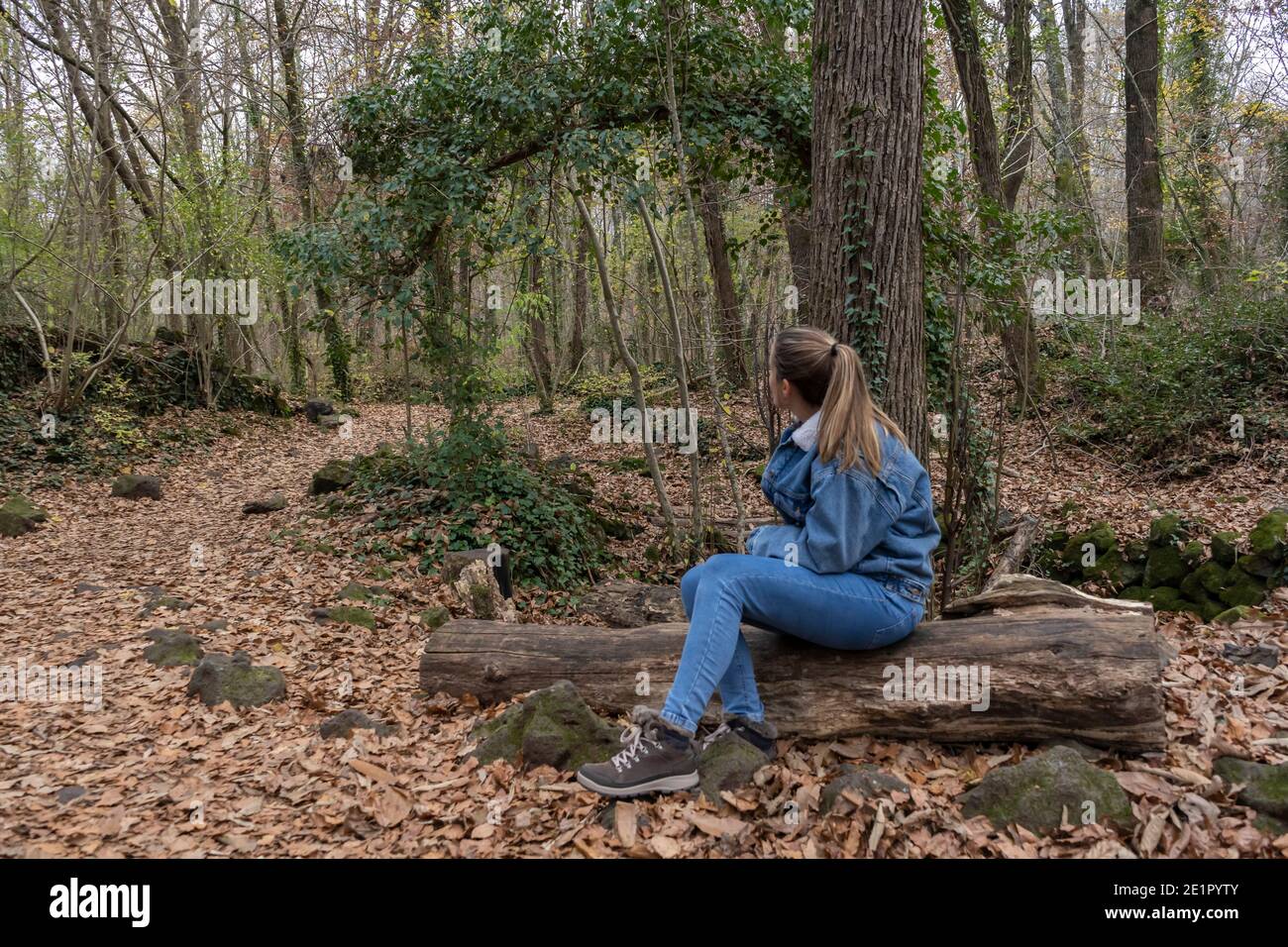 Woman in jeans outside hi-res stock photography and images - Alamy
