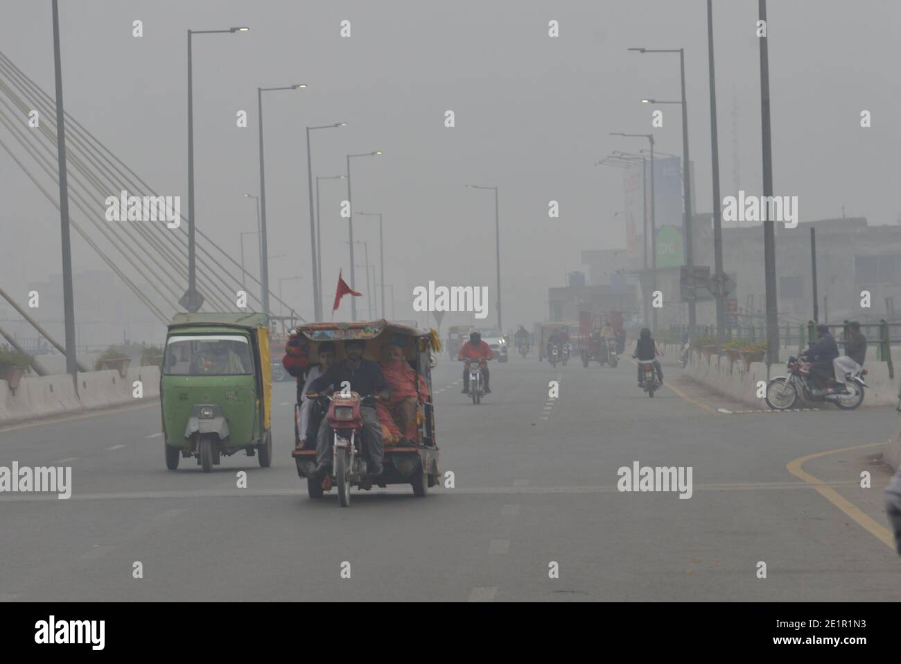 Lahore, Pakistan. 09th Jan, 2021. Pakistani commuters make their way ...