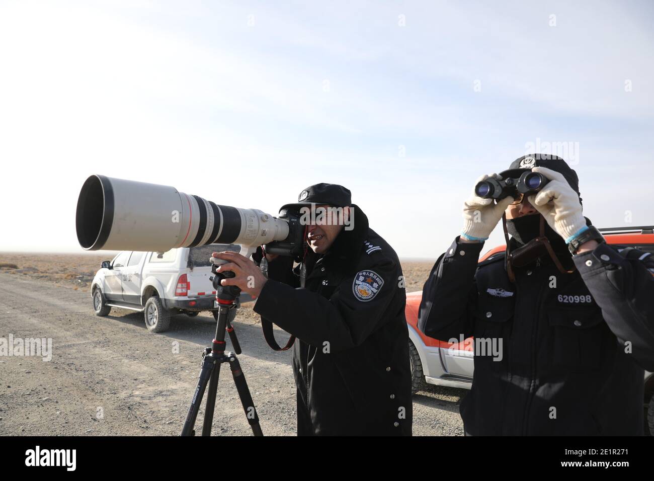 (210109) -- AKSAY, Jan. 9, 2021 (Xinhua) -- Police officers keep tracks ...