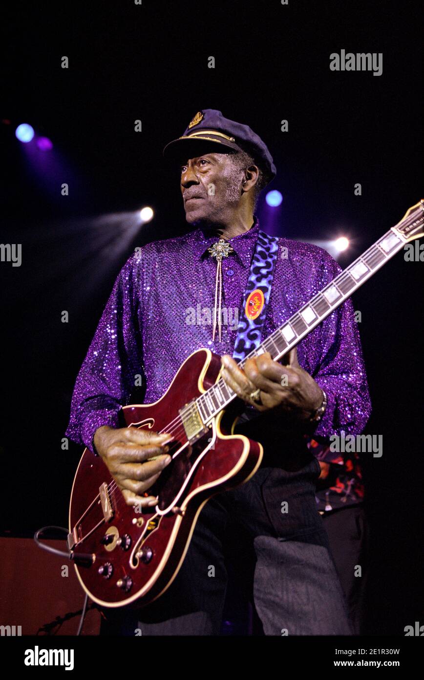 Chuck berry performing hi-res stock photography and images - Alamy