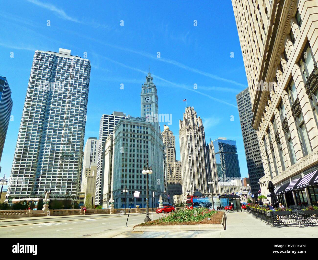 Channel chicago river in downtown hi-res stock photography and images ...
