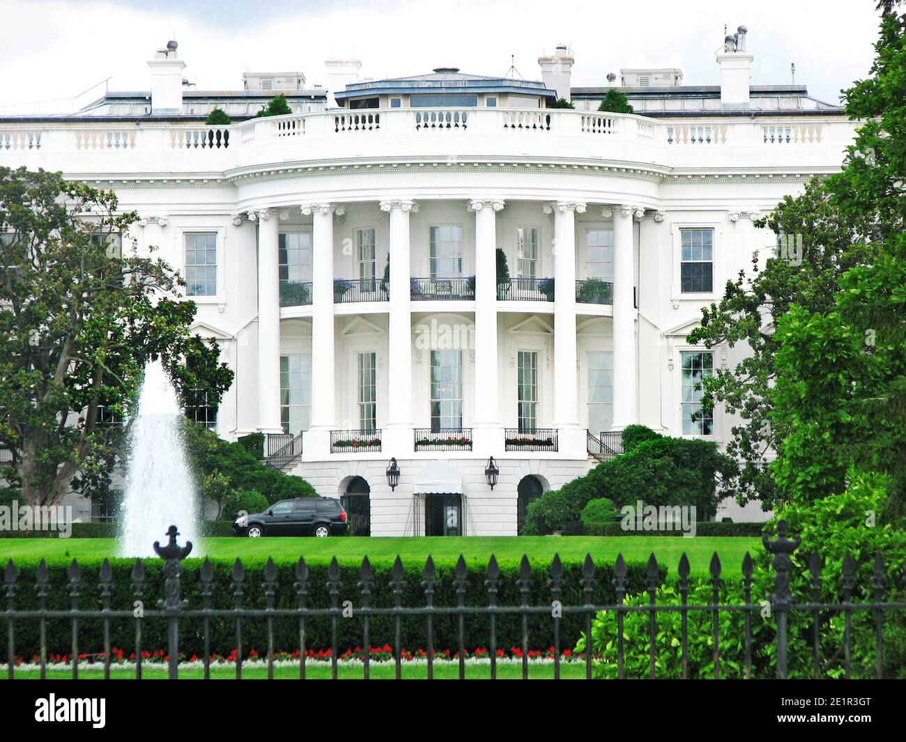 Green facade white pillars hi-res stock photography and images - Alamy