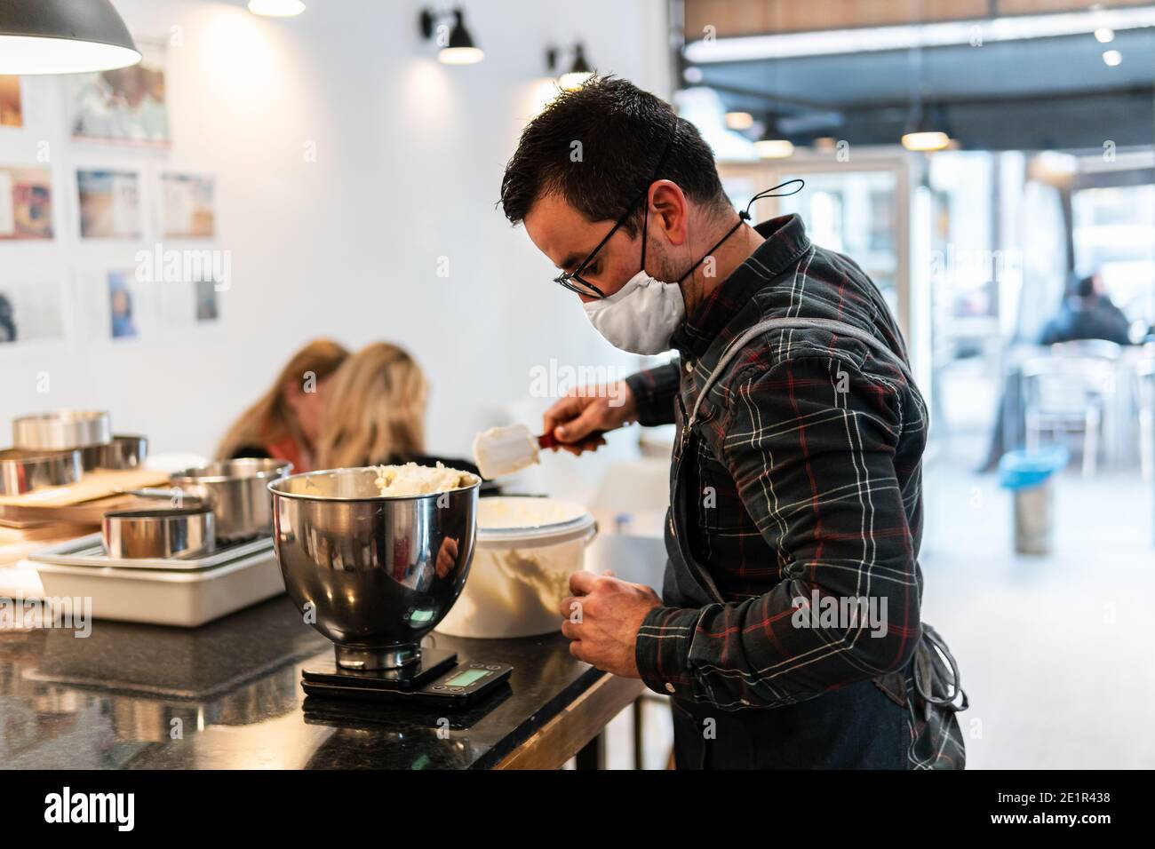 Professional cake hi-res stock photography and images - Alamy