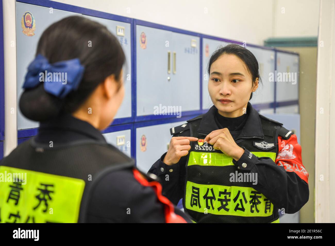 (210109) -- NANNING, Jan. 9, 2021 (Xinhua) -- Jiang Lan gets dressed ...