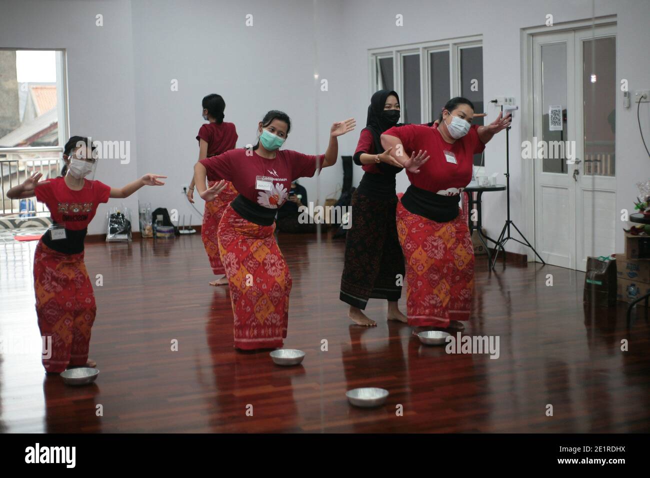 The kencana mas dance hi-res stock photography and images - Alamy