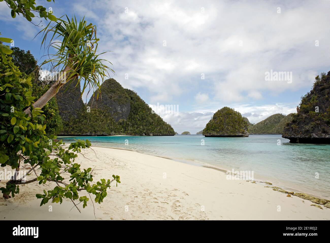 Tropical Paradise Beach in the Wayag Archipelago, Raja Ampat. West ...