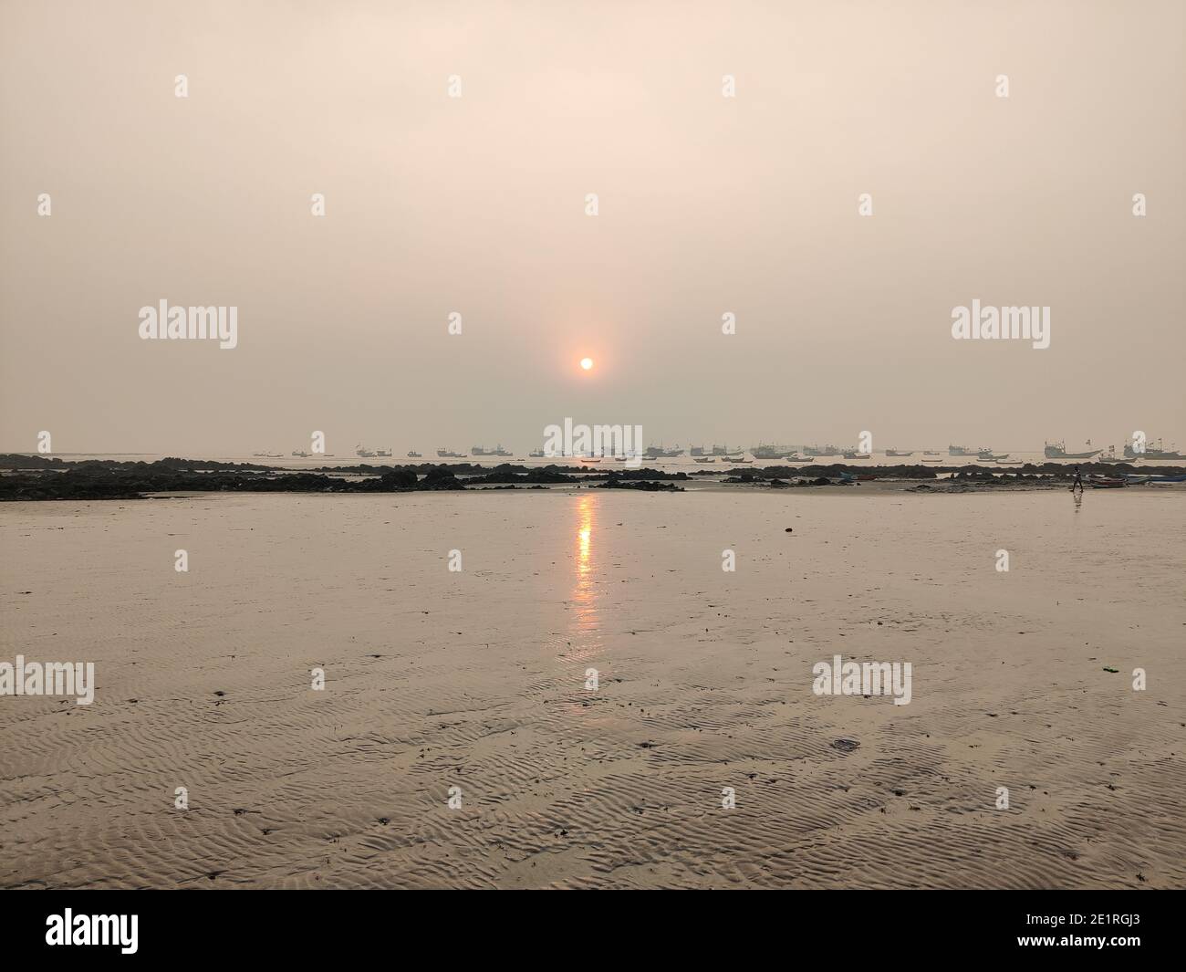 Beautiful sea beach in mumbai hi-res stock photography and images - Alamy