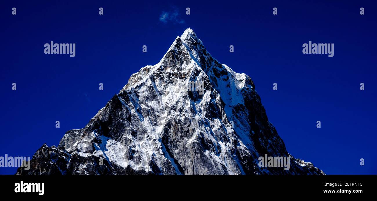 High altitude travel / landscape photography during a trekking and ...