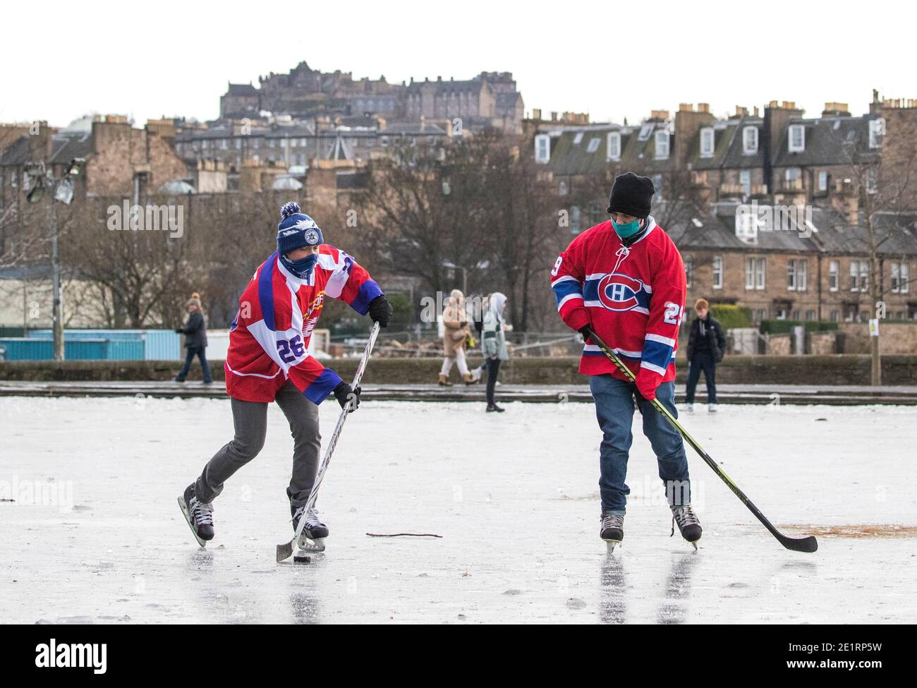 People play hockey on frozen hi-res stock photography and images - Alamy