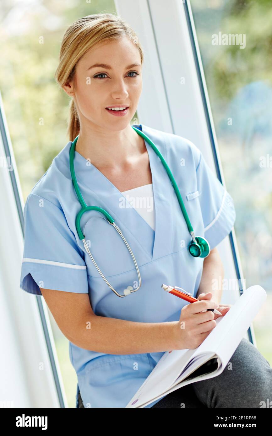 Nurse talking to patient Stock Photo - Alamy