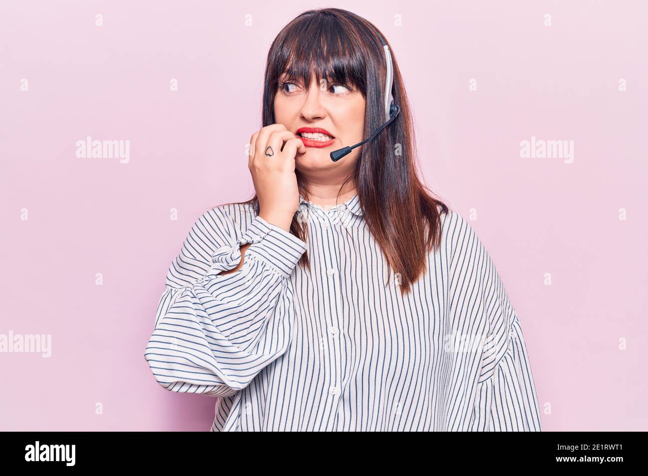 Female customer looking scared hi-res stock photography and images - Alamy