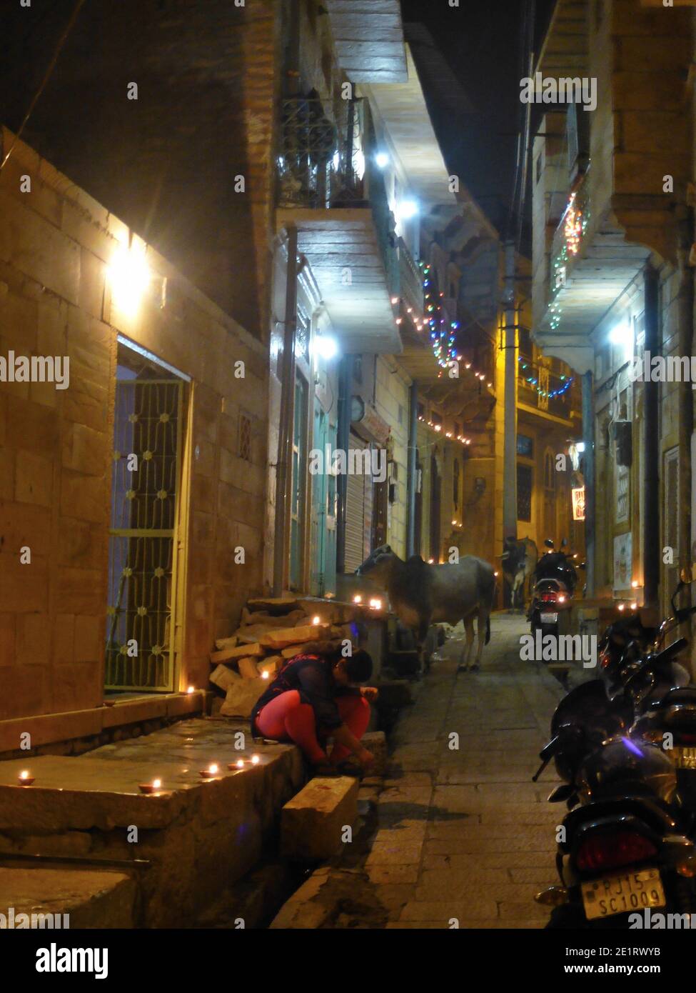 Indian street scene at night hi-res stock photography and images - Alamy