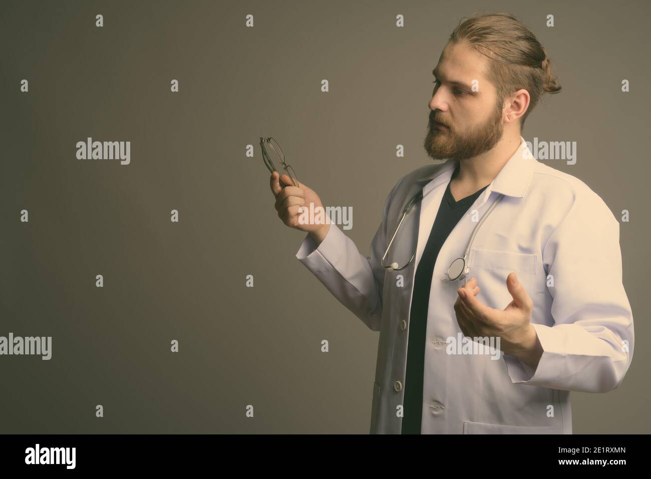 Explaining doctor hi-res stock photography and images - Alamy