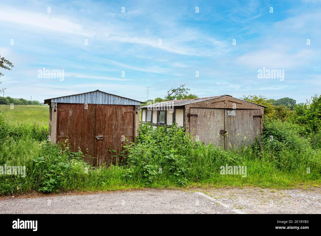Abandoned garage hi-res stock photography and images - Alamy